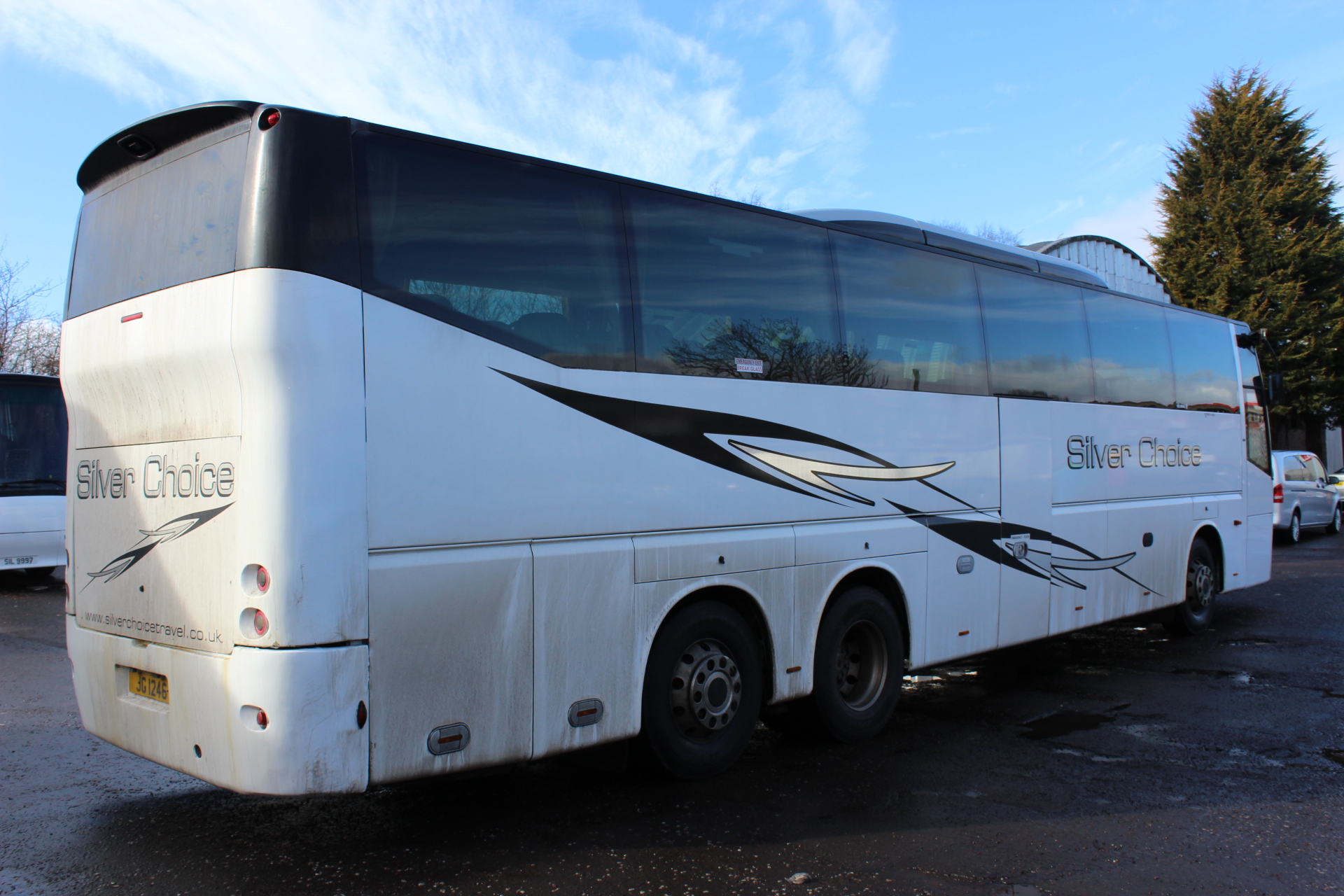 09 BOVA MAGIQ TRI-AXLE 53 RECLINER EXEC - Hills Coaches
