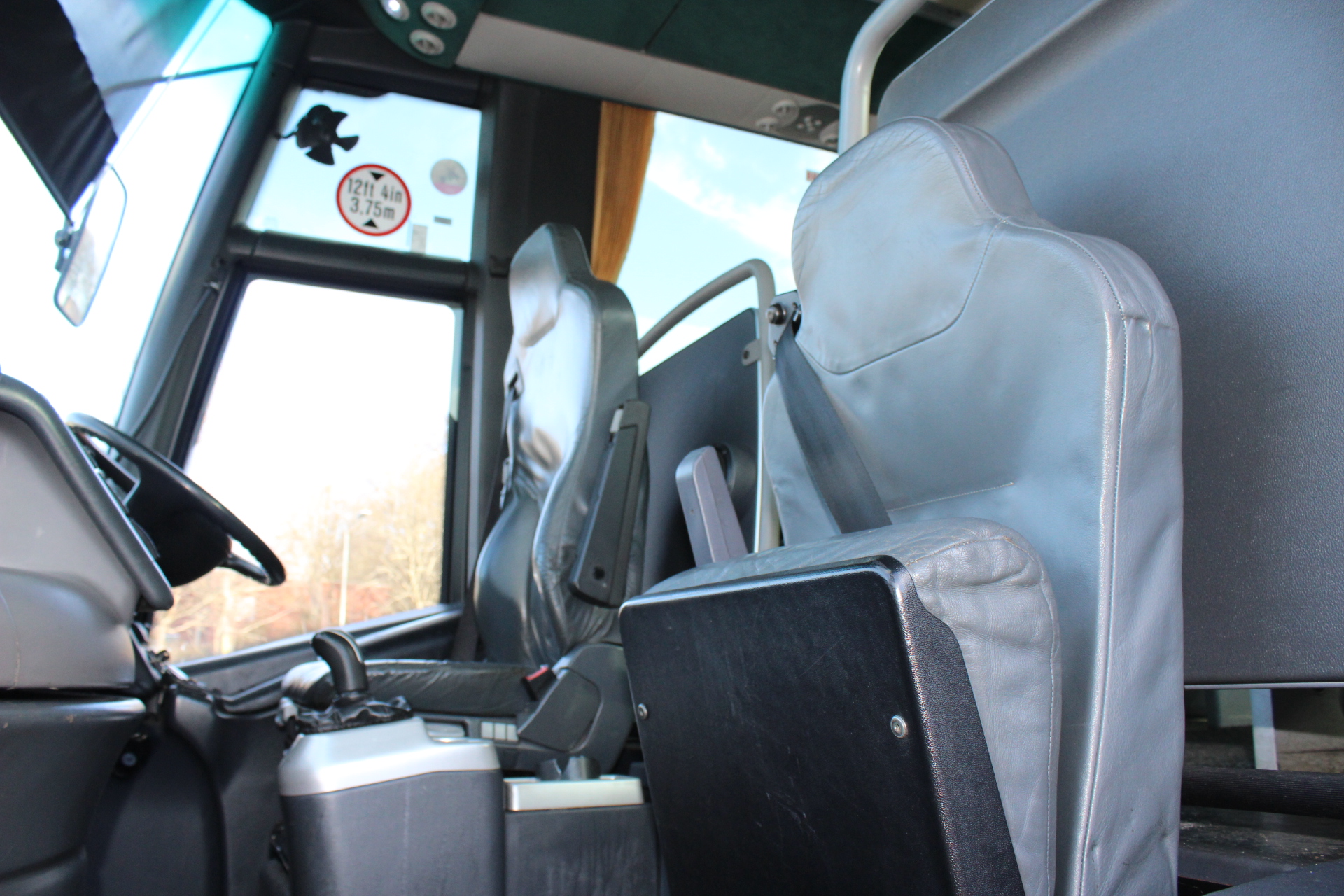 09 BOVA MAGIQ TRI-AXLE 53 RECLINER EXEC - Hills Coaches