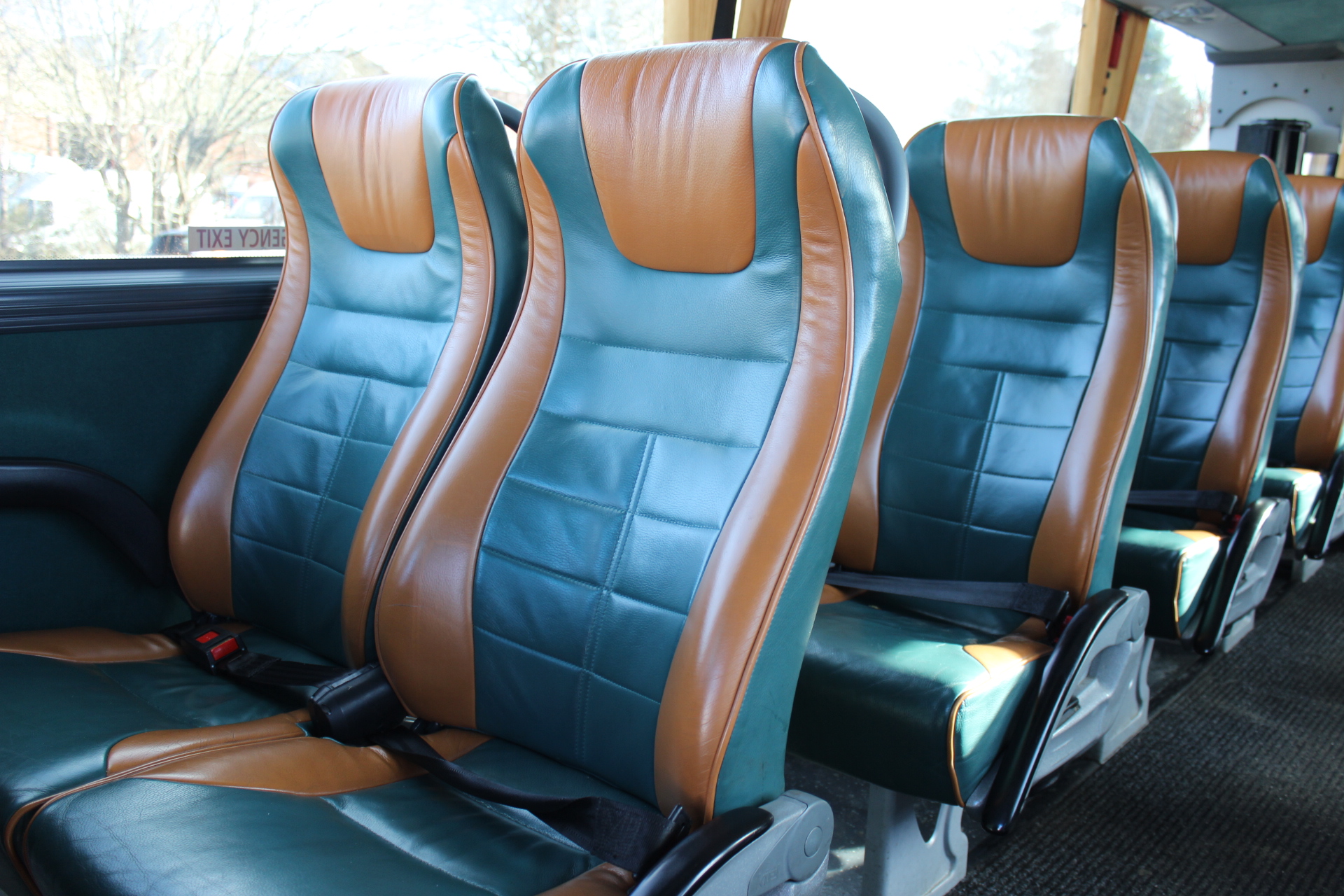 09 BOVA MAGIQ TRI-AXLE 53 RECLINER EXEC - Hills Coaches