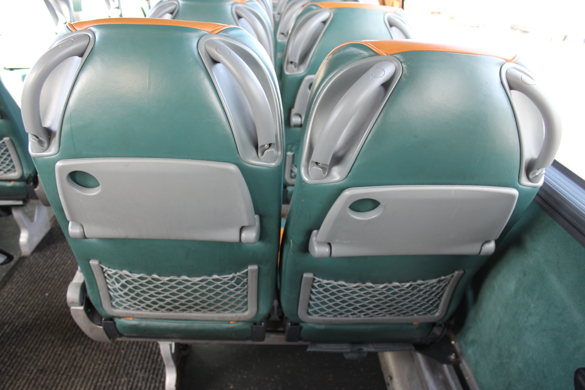 09 BOVA MAGIQ TRI-AXLE 53 RECLINER EXEC - Hills Coaches