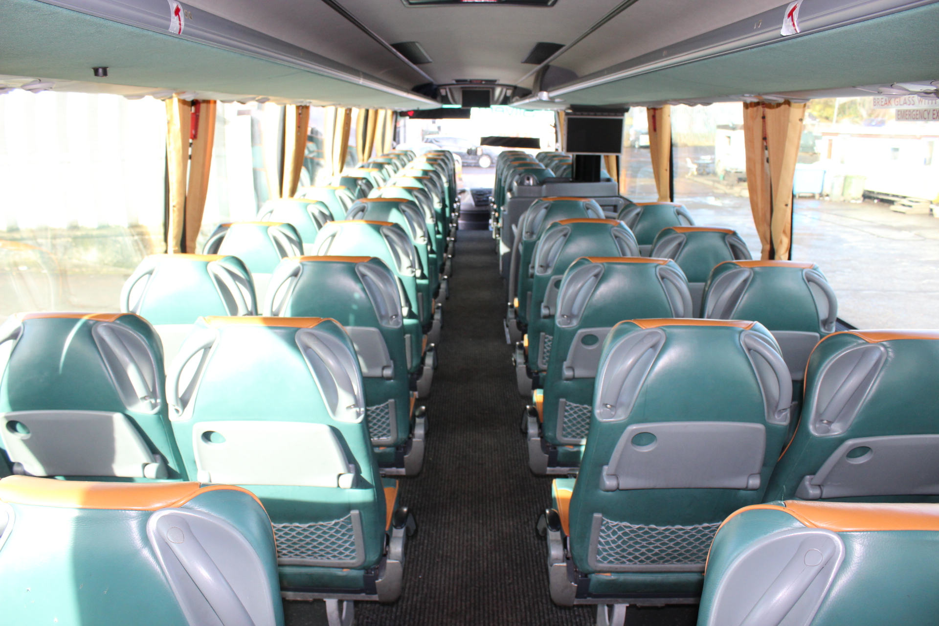 09 BOVA MAGIQ TRI-AXLE 53 RECLINER EXEC - Hills Coaches