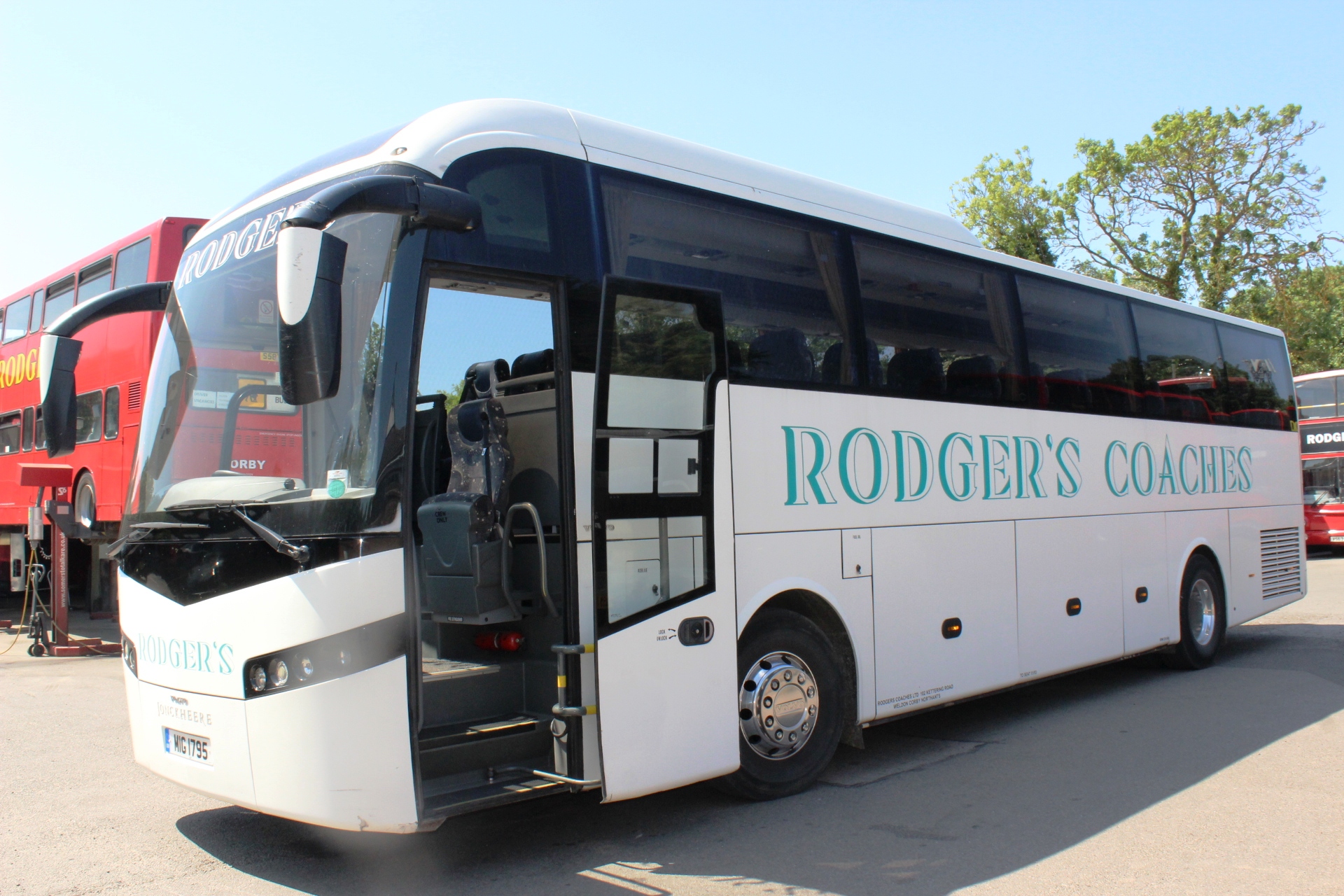 08 VOLVO B12B JONCKHEERE JHV 53 STS - Hills Coaches