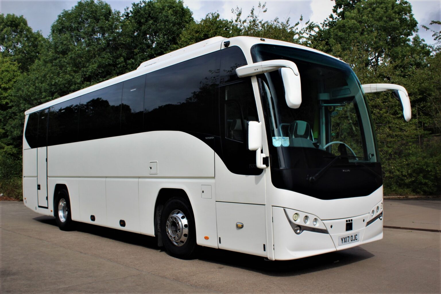 2017 VOLVO B8R PLAXTON PANTHER CUB 45 SEAT EURO 6 - Hills Coaches