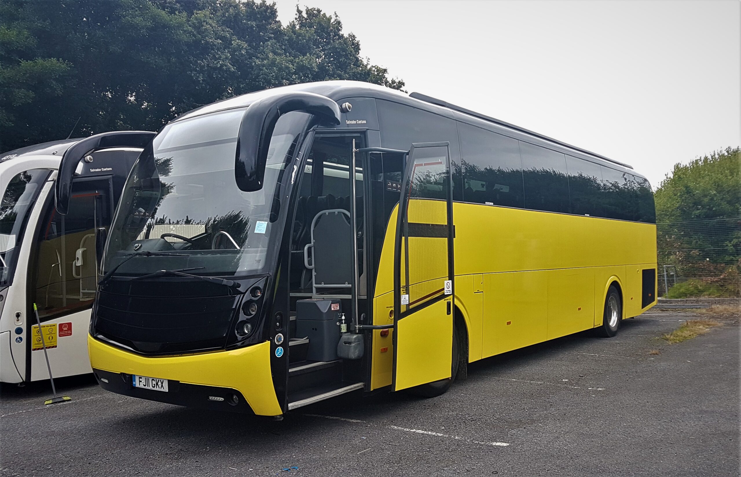 2011 VOLVO B9R CAETANO LEVANTE 48 SEAT EURO 5 - Hills Coaches