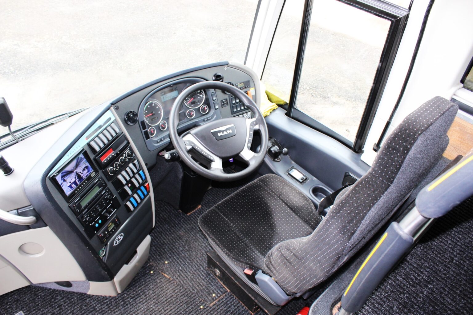 2016 BEULAS MYTHOS 59 SEAT EXEC EURO 6 - Hills Coaches