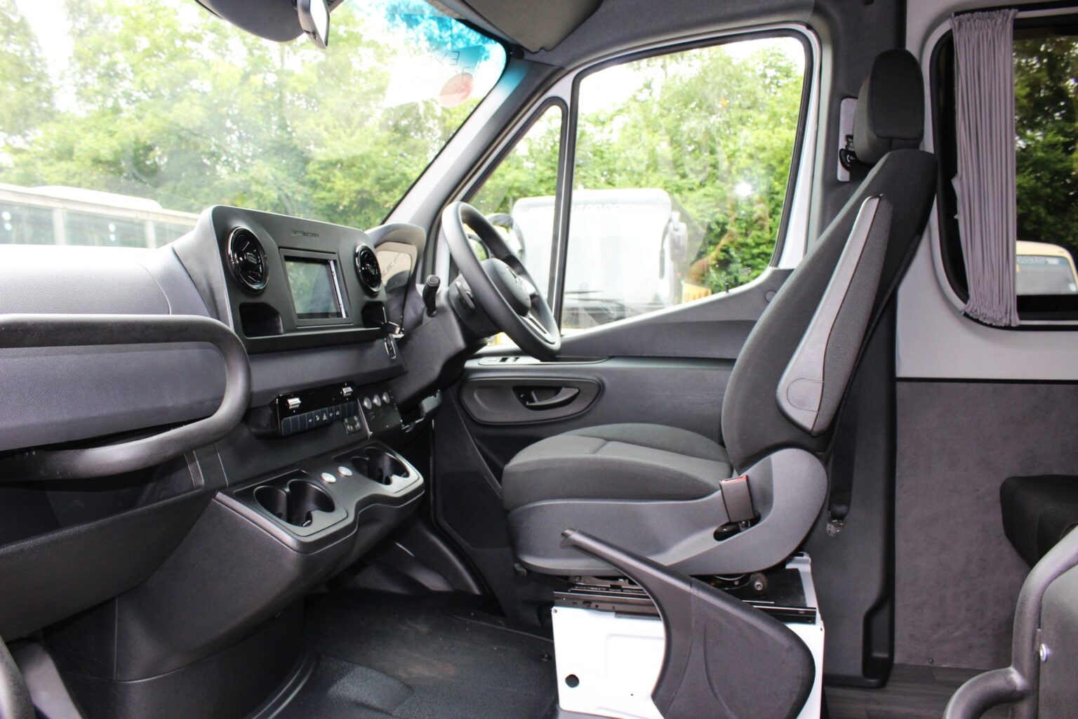 NEW MERCEDES-BENZ 517 CDi SPRINTER CENTOBUS EL 16 SEATS - Hills Coaches