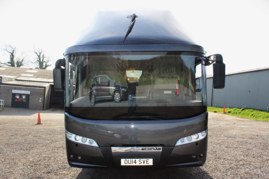 2014 NEOPLAN STARLINER 53 SEAT EXEC EURO 5 - Hills Coaches